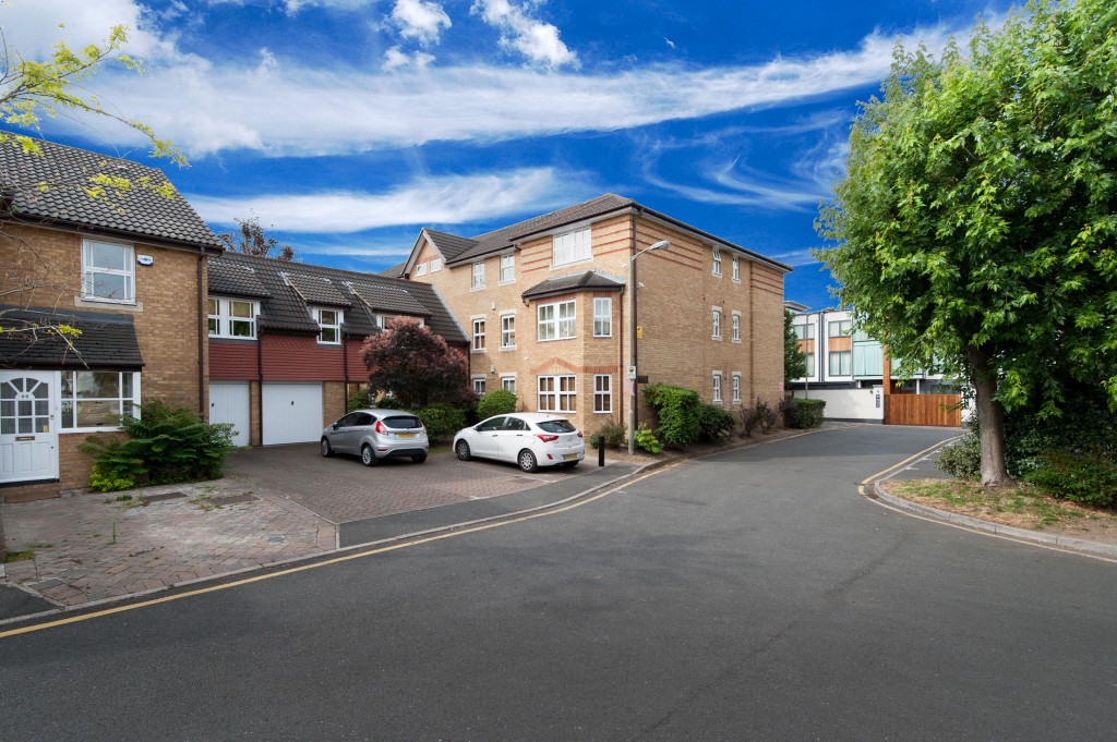 Beyond the Norm... Second Floor Purpose Built Flat in a Privately Owned ...