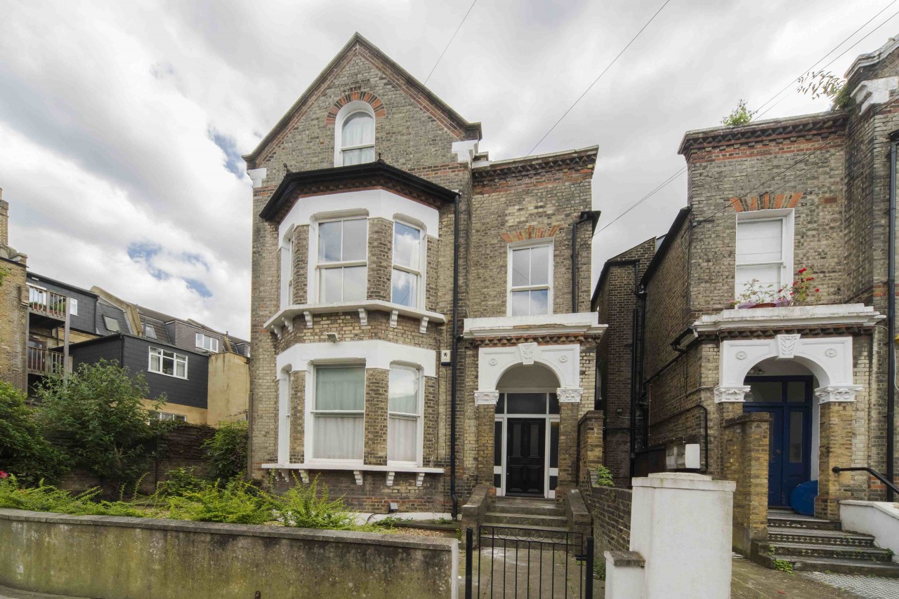 Spacious Two Bedroom Flat To Let in Brixton, South London - The Online ...