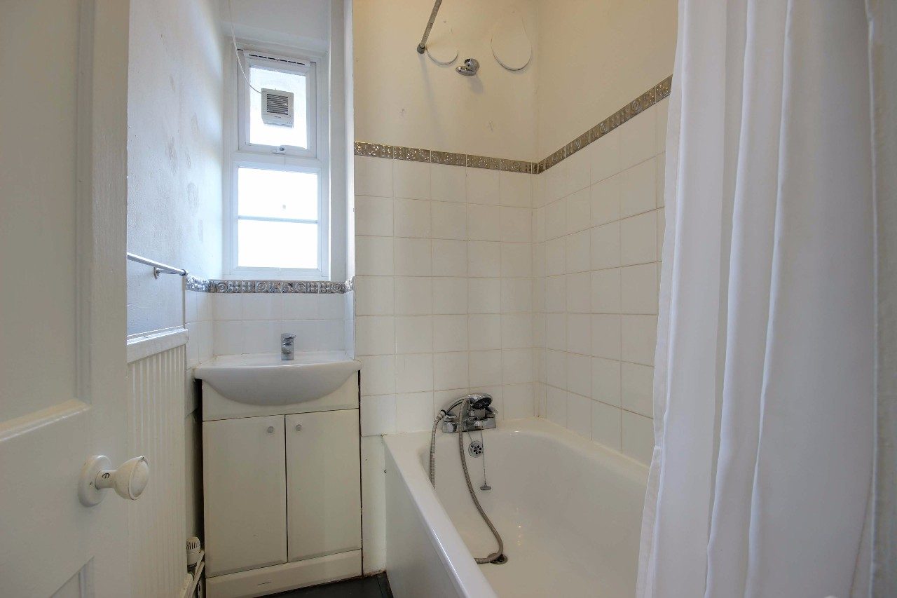 Three Double Bedroom Flat To Let in Hackney with Stunning Parkside ...