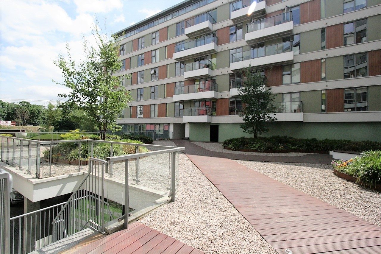 Large Fully Furnished 2 Bed 2 Bath Flat in Hackney Wick/Bow - The ...
