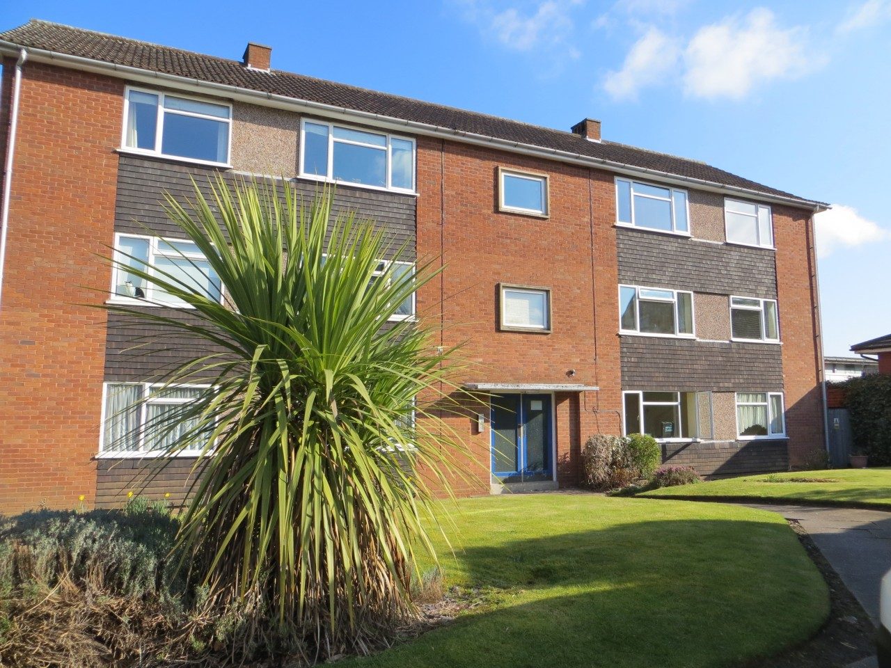 2 Bedroom Flat with Garage To Let in Quiet Location in South Birmingham ...