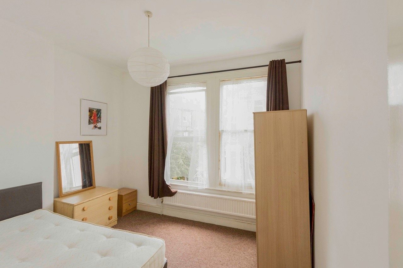 Two bedroom, first floor flat to let in West Kensington. Exclusive area ...