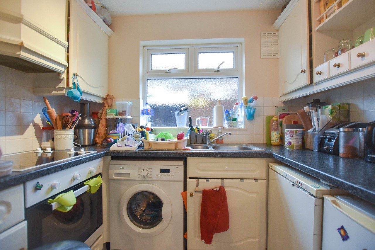 One Bedroom Ground Floor Maisonette with Garden to let in Hainault ...