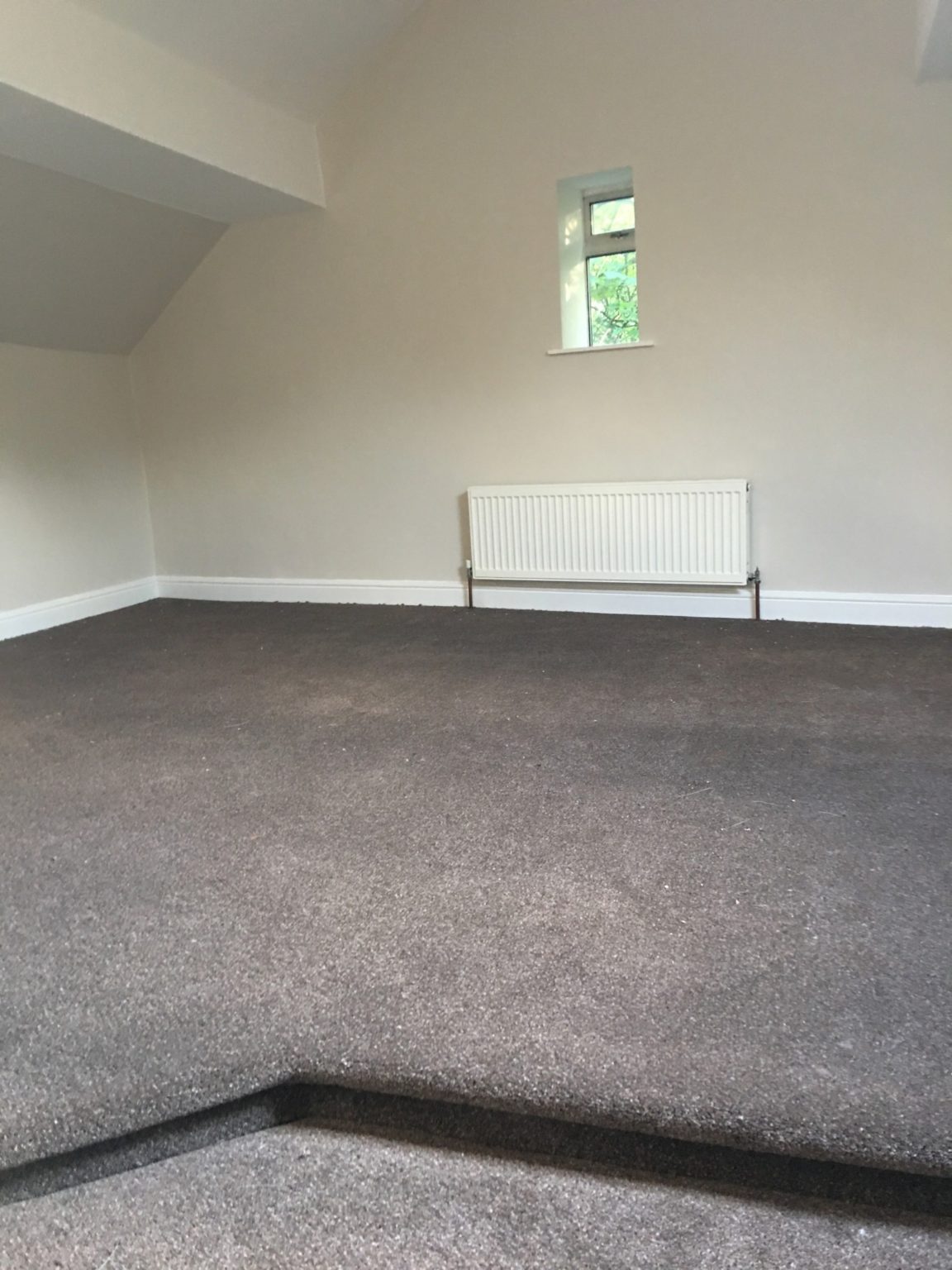 Spacious 1 bedroom, 2 floor flat in the middle of Disley village. 5 ...