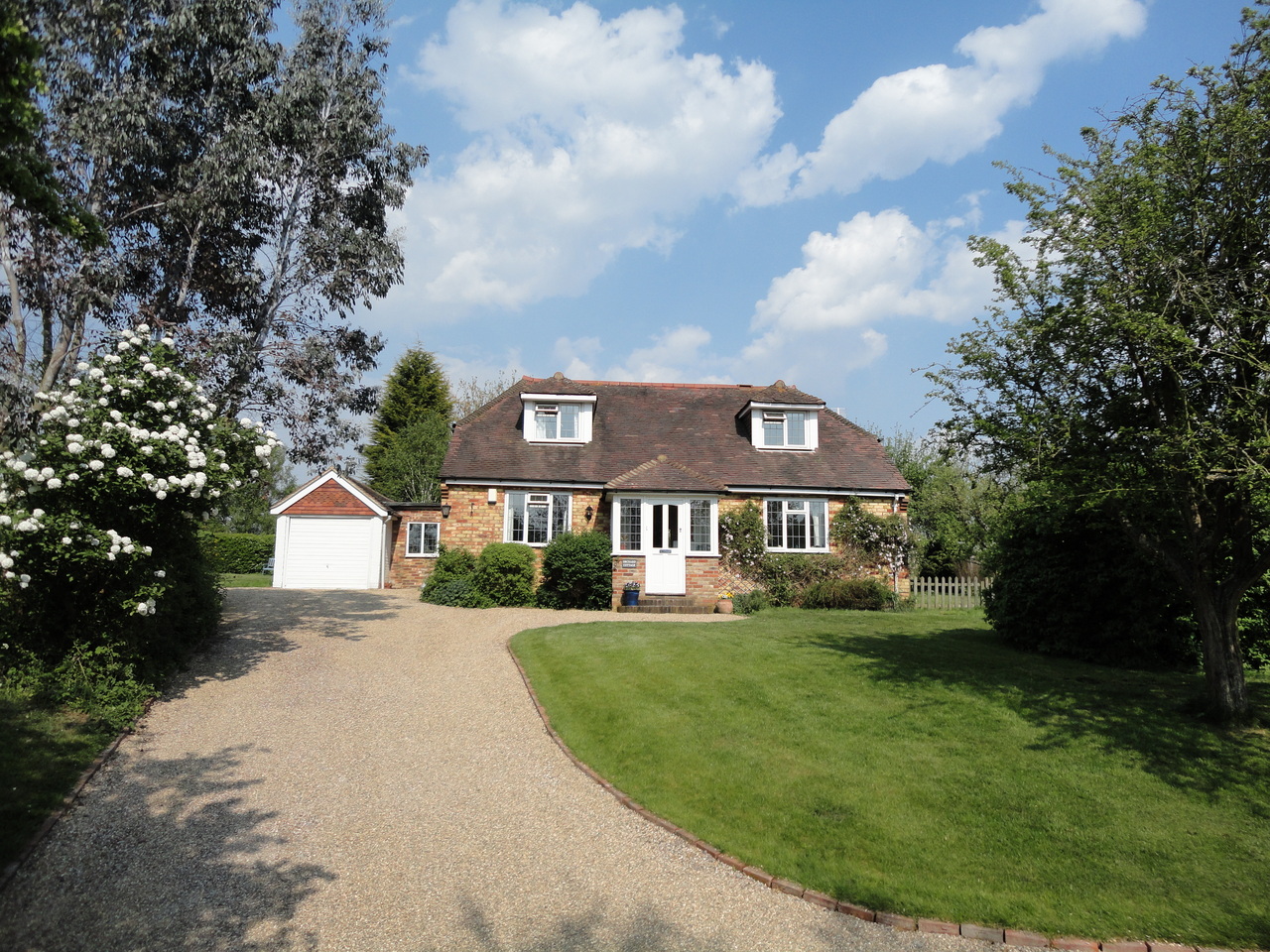 Large Detached Chalet Style House - The Online Letting Agents Ltd