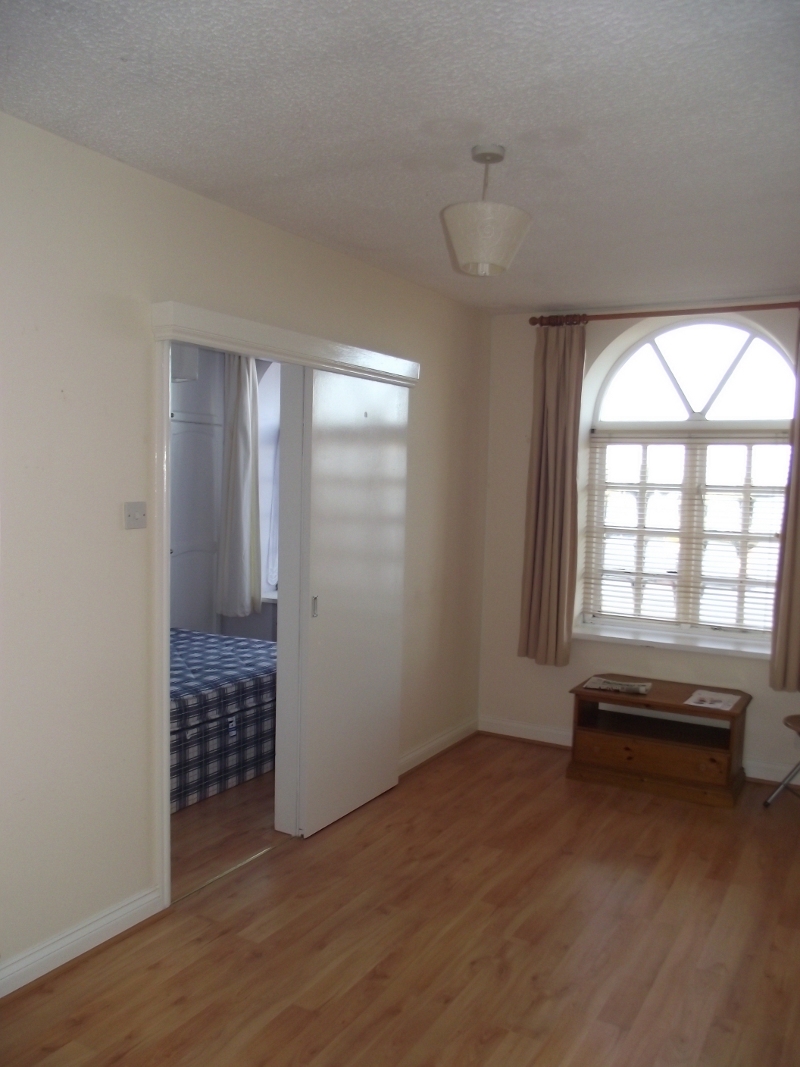 A Warm and Comfortable Small First Floor Flat - The Online Letting ...